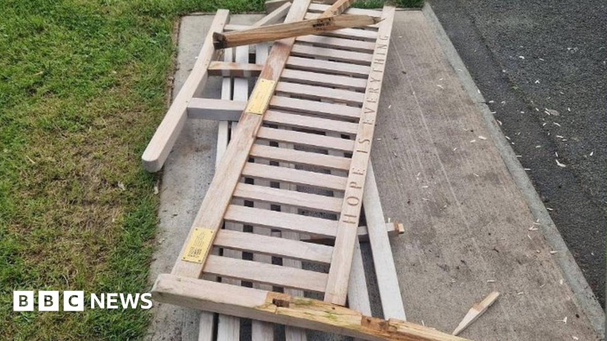 Ricky Gervais's After Life-inspired Nottingham bench replaced - BBC News