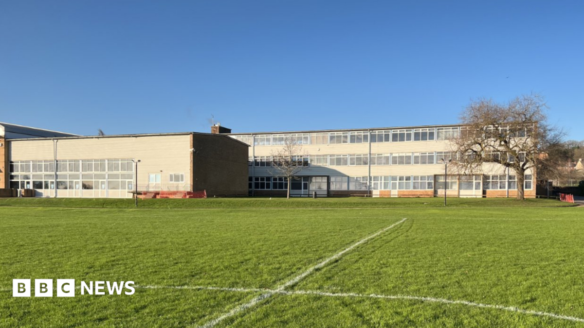Wells community raises £40,000 for Blue School - BBC News