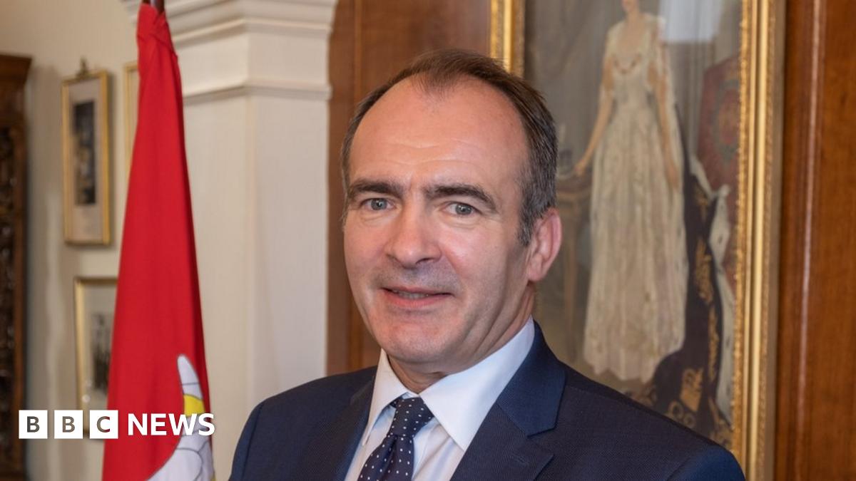 Manx civil service shake-up could improve services, says chief - BBC News