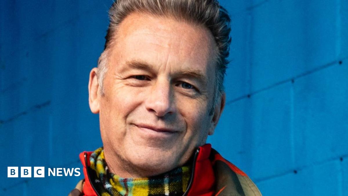 Chris Packham praises Devon teenagers for harvest mice project - BBC News