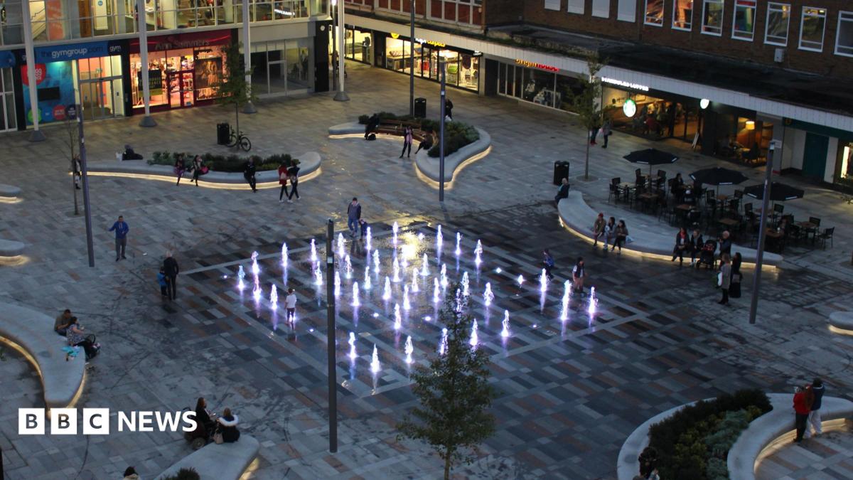 Crawley: Mayor to switch on Queens Square fountain - BBC News