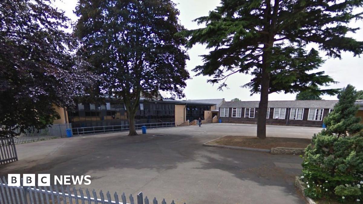 Problem concrete found at Marling School in Stroud - BBC News