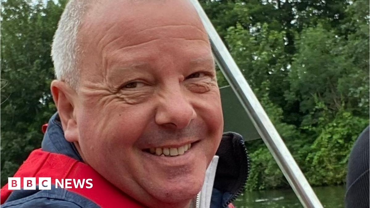 M4 crash: Heartbroken family pay tribute to Stephen Abbott - BBC News