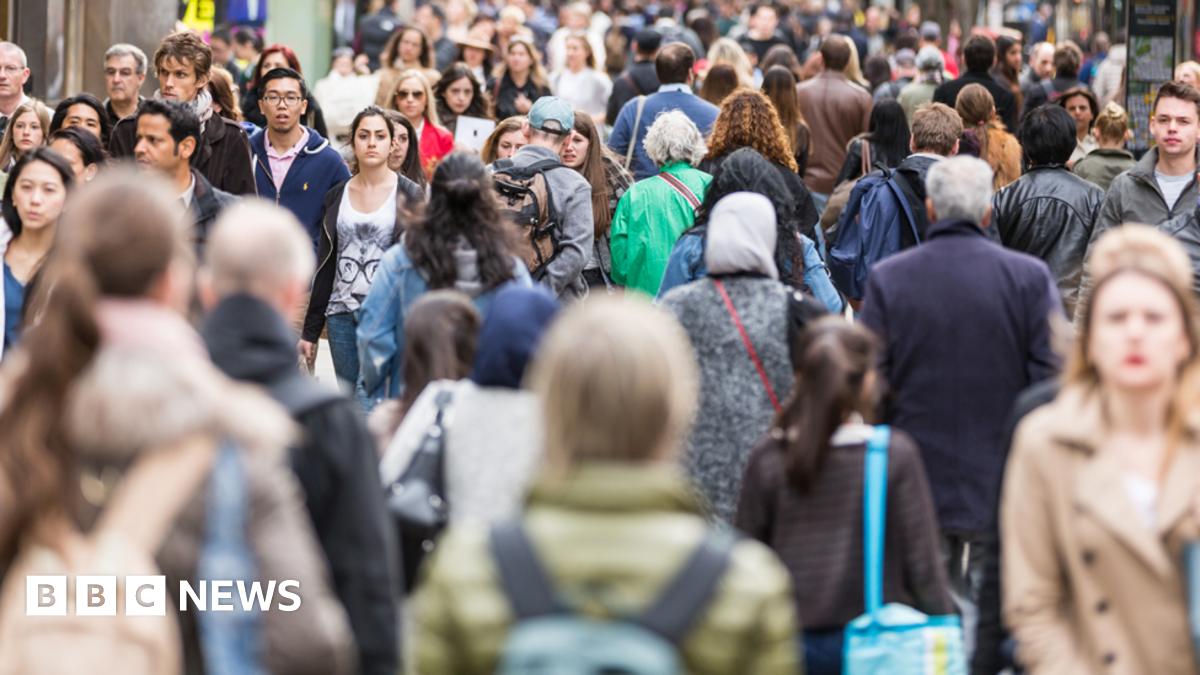 UK population growth rate stalls, official estimates show - BBC News