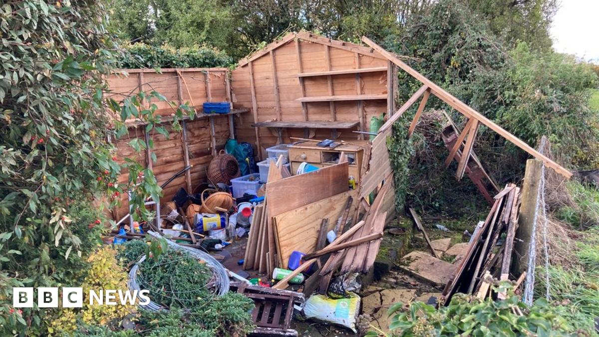 Cotswold resident says tornado sounded like 'WW2 bomber' - BBC News
