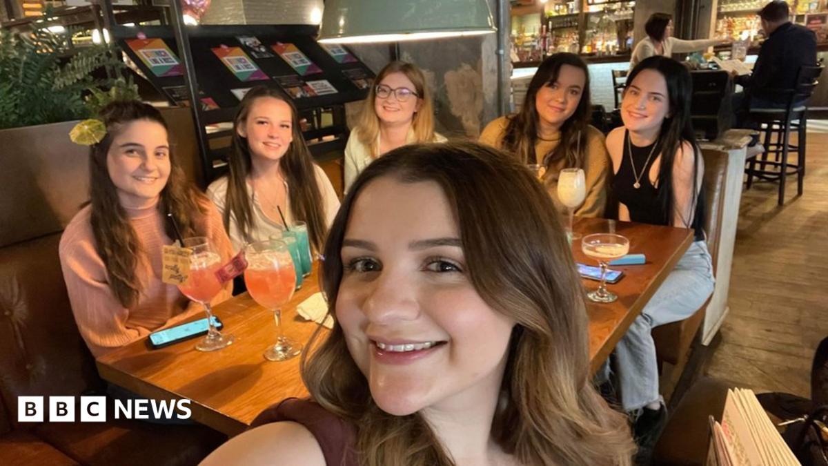 First meetup after woman's Facebook appeal for friends - BBC News