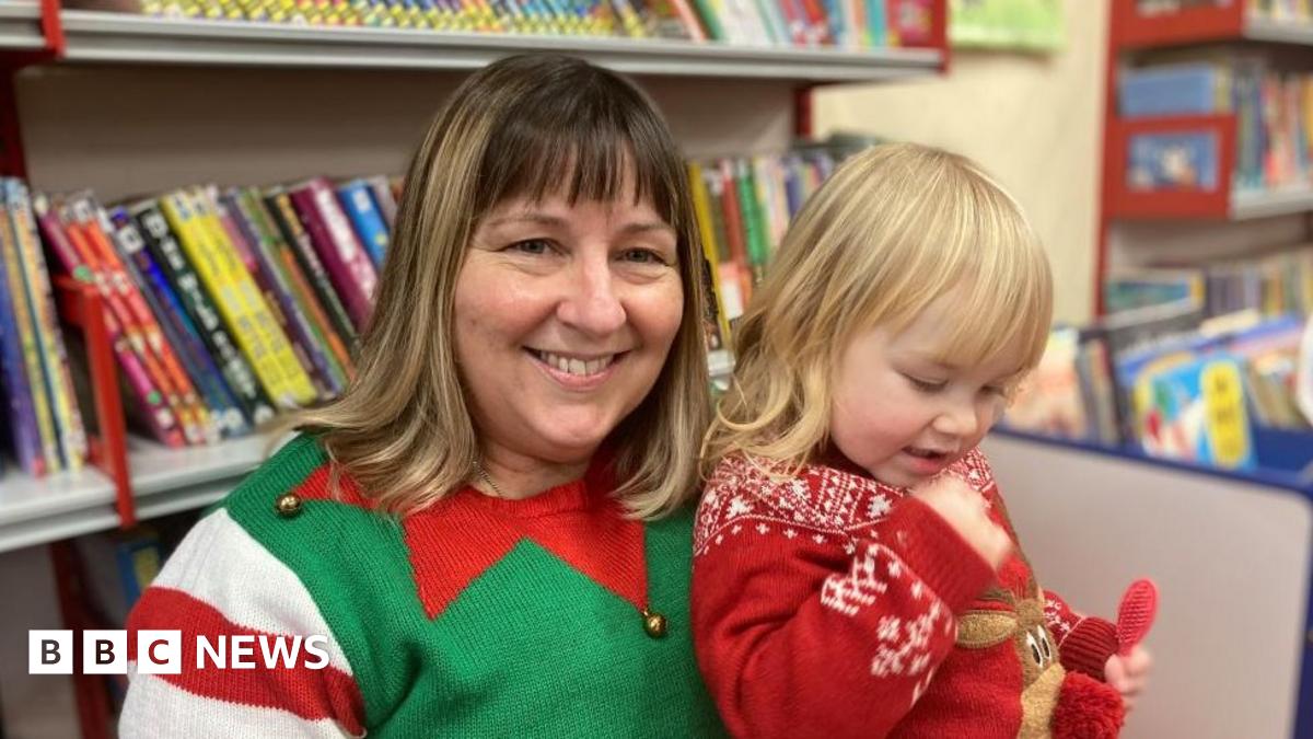 Volunteers take on last threatened library in North Northants - BBC News
