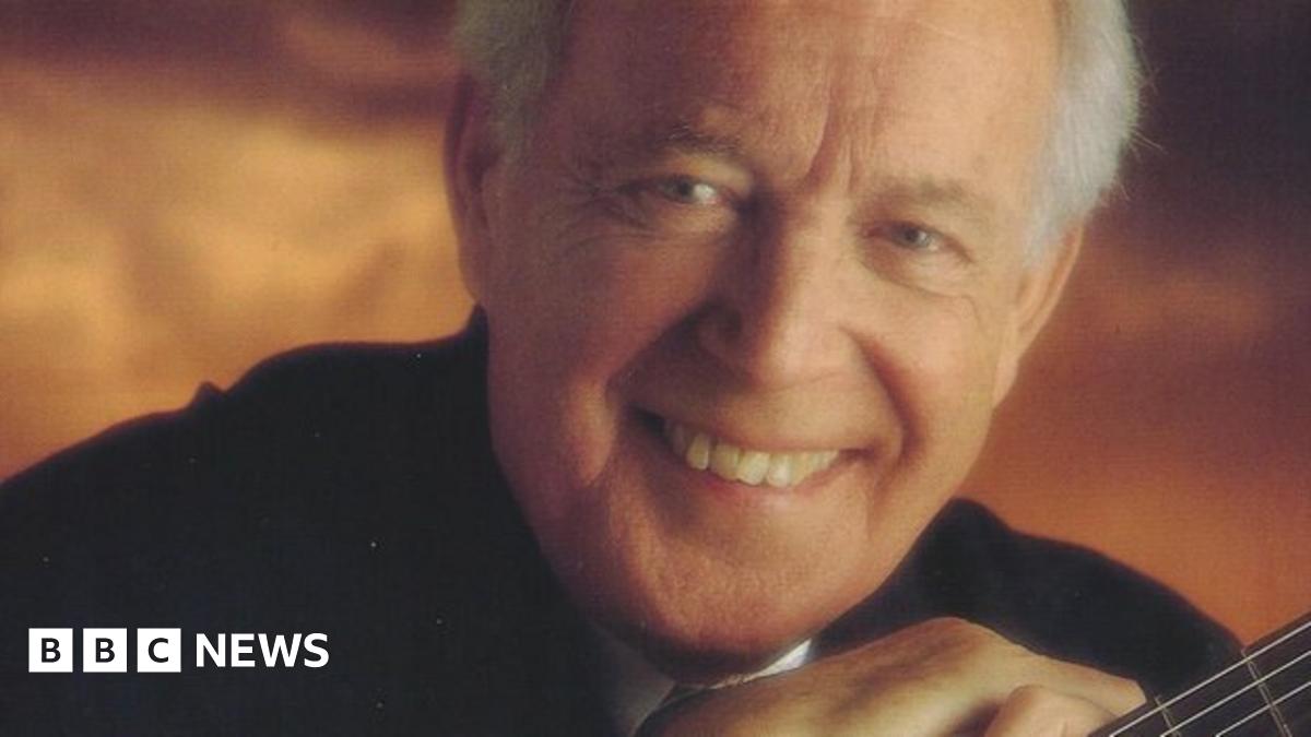 Val Doonican, Irish singer, dies at 88 - BBC News