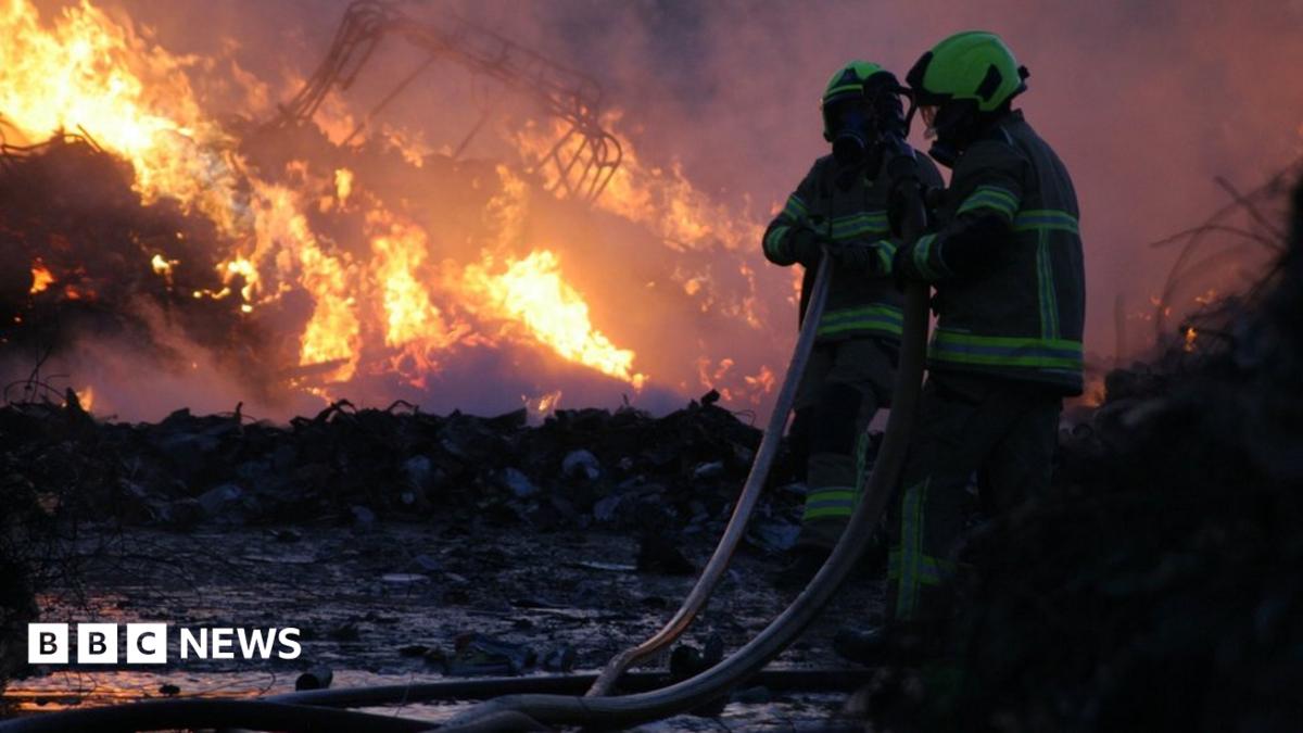 Doncaster fire: Investigation due into scrap metal blaze - BBC News