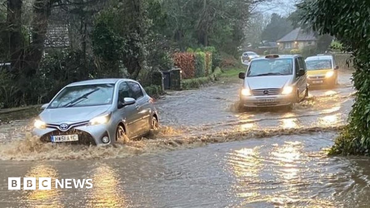 Hampshire flooding: Heavy rainfall leads to travel disruption - BBC News