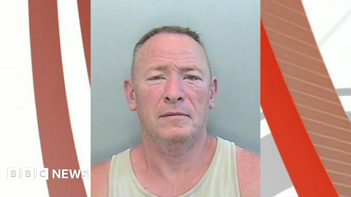 Hapless finger-gun robber chased off from Paignton shops - BBC News