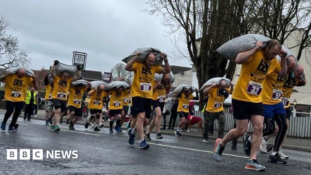 World Coal Carrying Championships attract hundreds of runners - BBC News