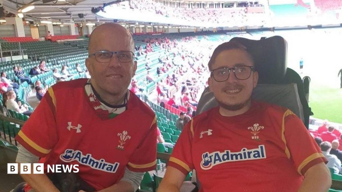 Simon Green: Bridgend disability campaigner and athlete dies - BBC News