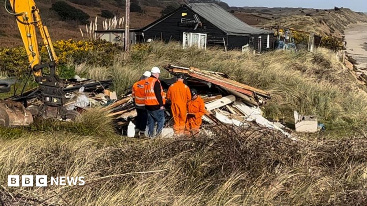 Hemsby: Two more homes on cliff edge demolished - BBC News