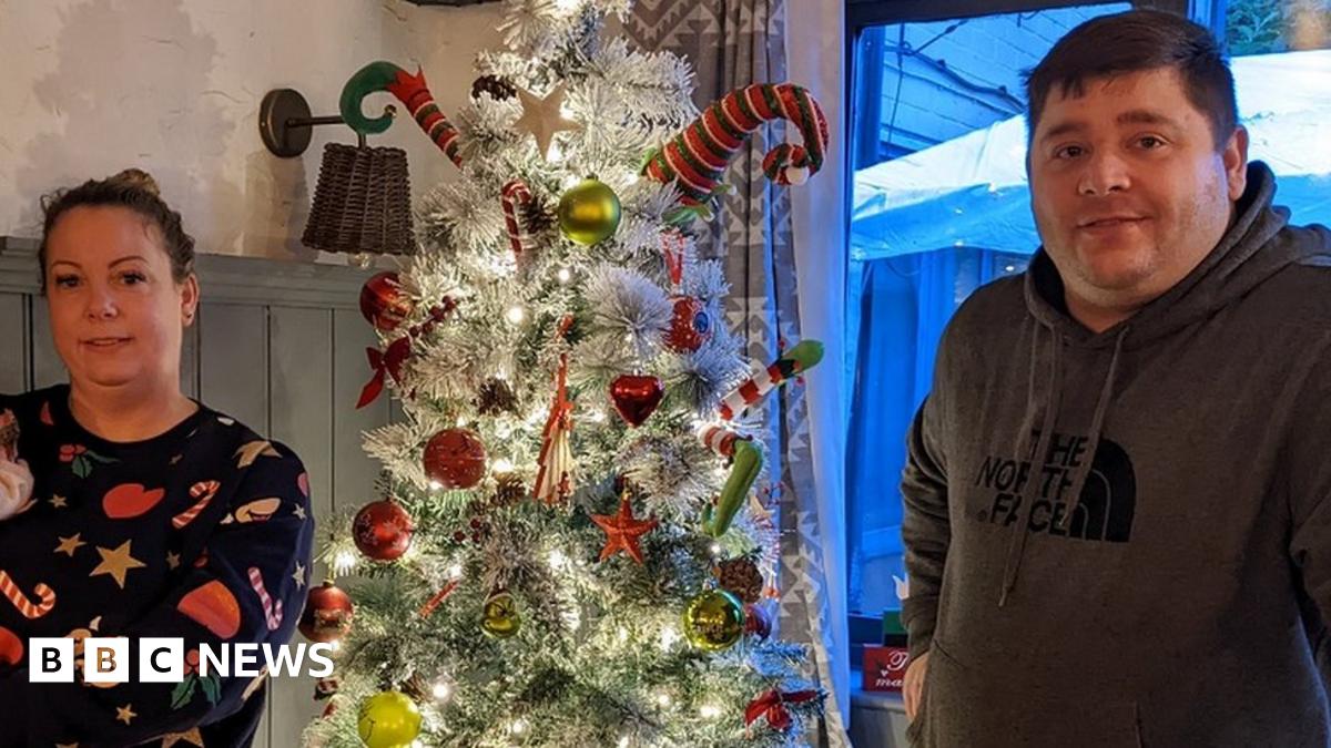 Great Chatwell pub helps struggling locals at Christmas - BBC News