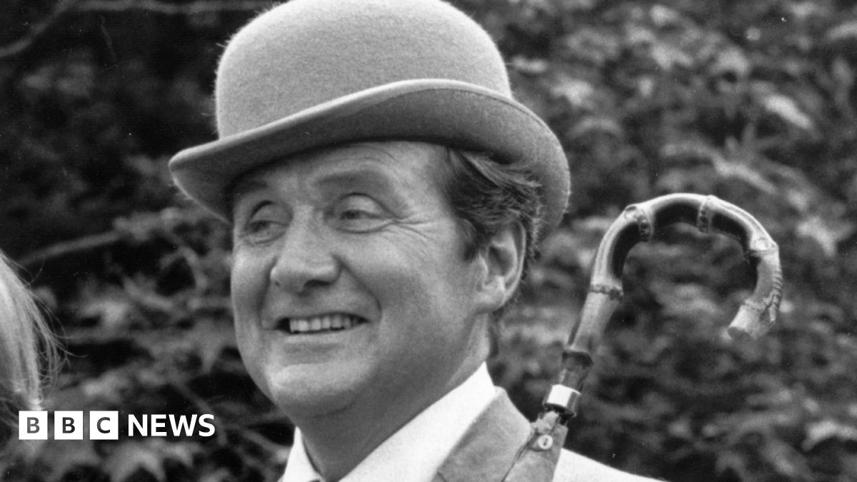 Avengers star Patrick Macnee dies - BBC News