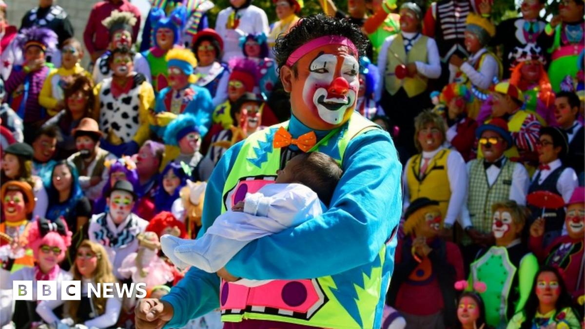 Creepy clowns: Professionals condemn scary sightings craze - BBC News