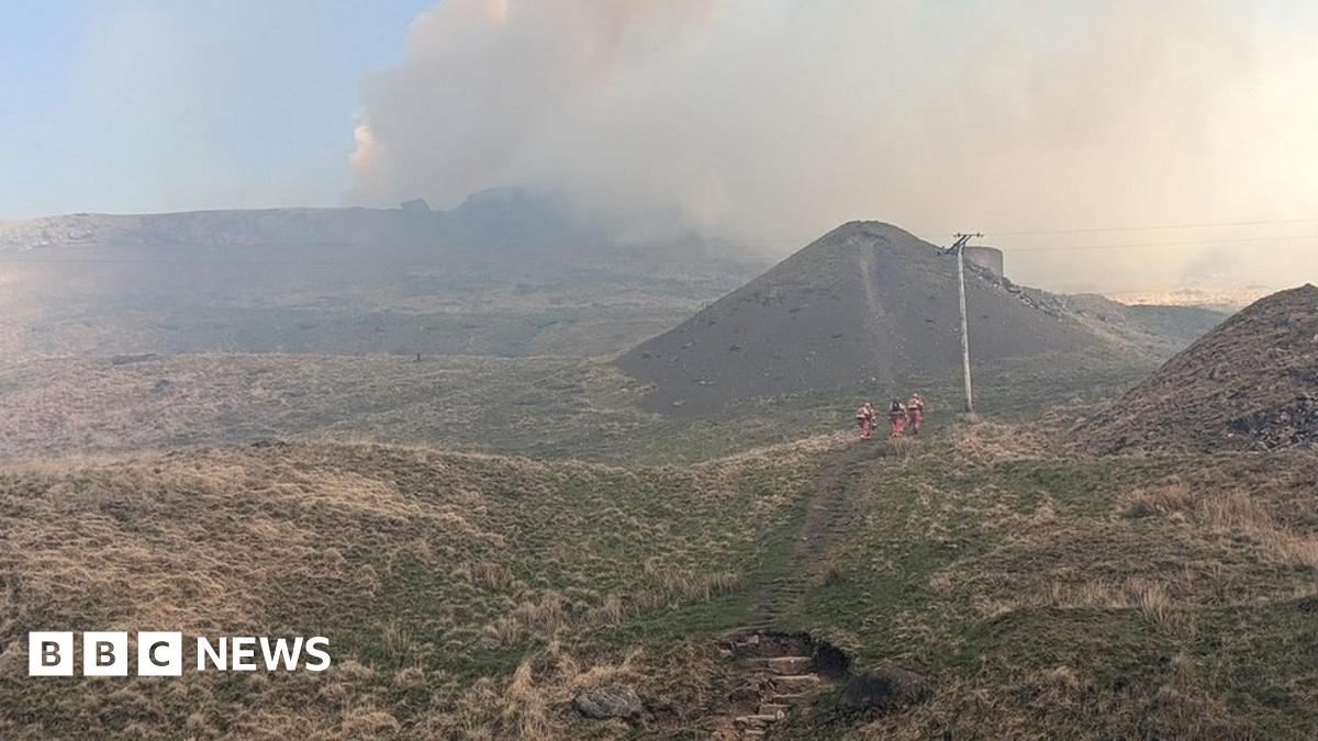 Marsden Moor: Fire crews tackle two moorland blazes - BBC News