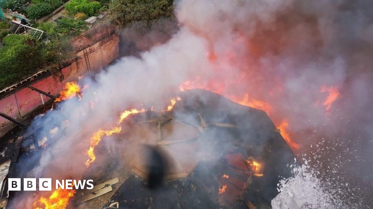 Ventnor fire: Derelict seaside arcade destroyed in huge blaze - BBC News