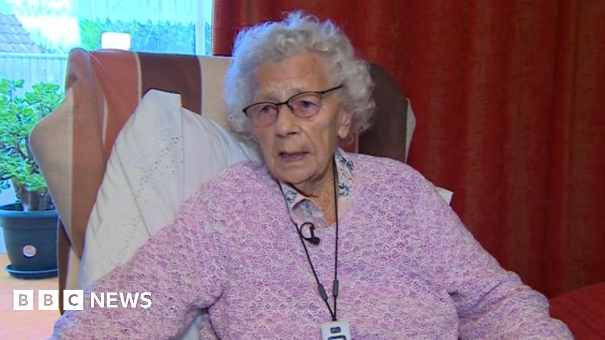 Polegate level crossing hits woman, 89, on head - BBC News