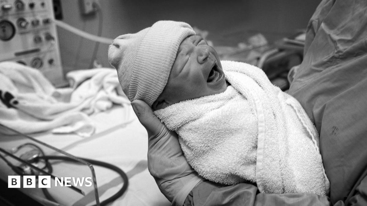 Italian woman 'returns mixed-race surrogate baby' - BBC News