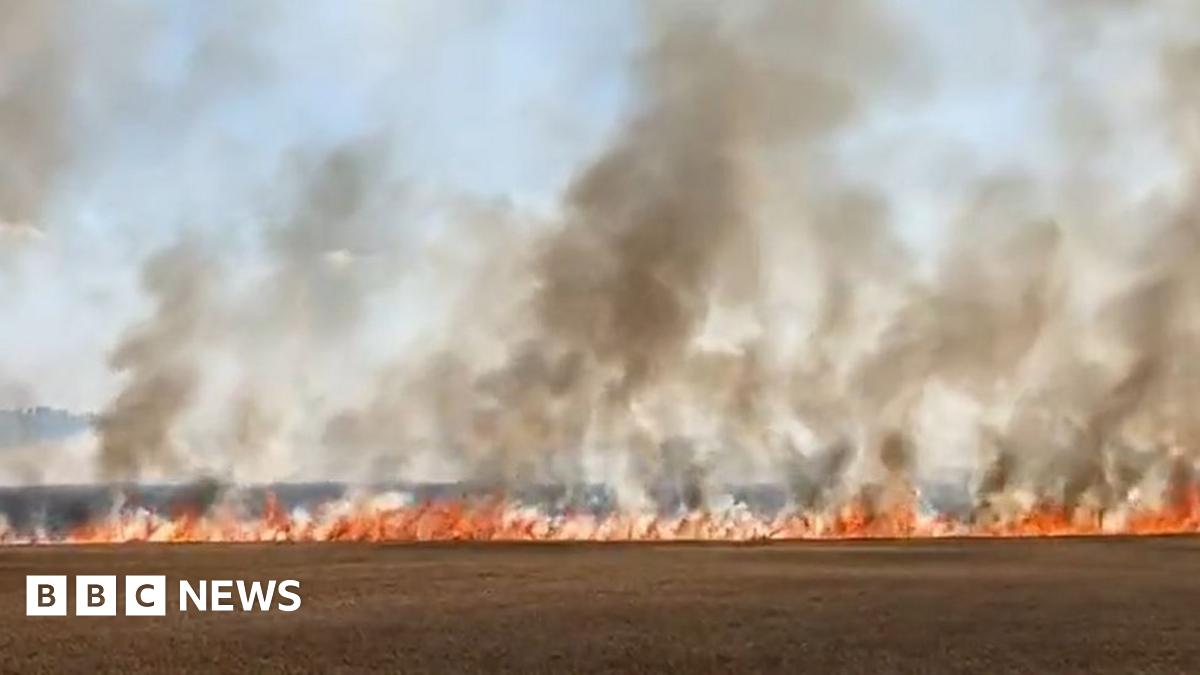 Creswell: Major incident as 50 homes evacuated due to fire - BBC News