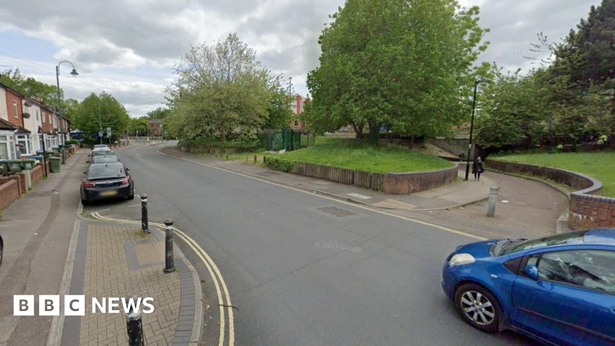 Leeds boy injured in stabbing near Southampton underpass - BBC News