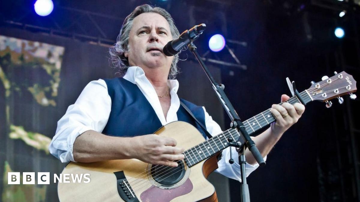 Runrig singer Bruce Guthro dies aged 62 - BBC News