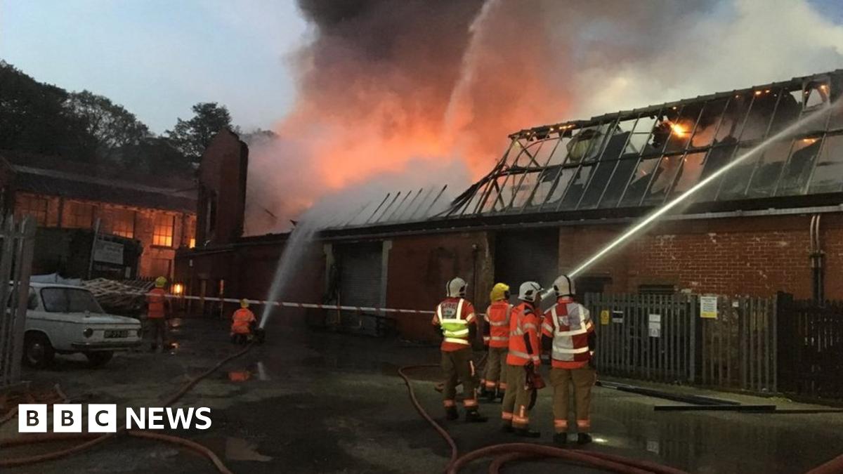 Oldham mill fire: Homes evacuated as fire crews tackle blaze - BBC News