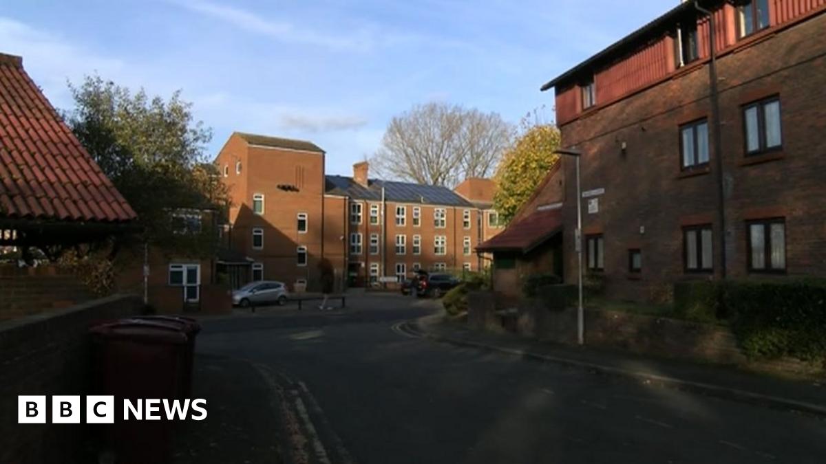 Fugitive murdered man with machine gun in Reading, court told - BBC News