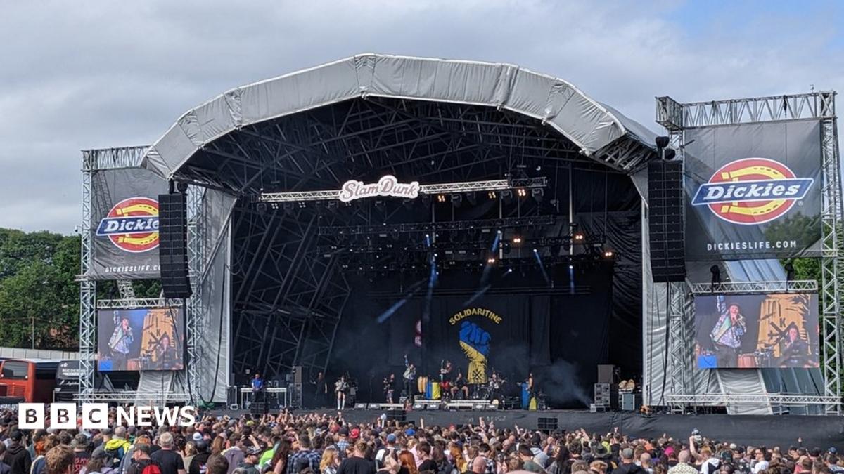 Slam Dunk festival apology after queue and traffic complaints - BBC News