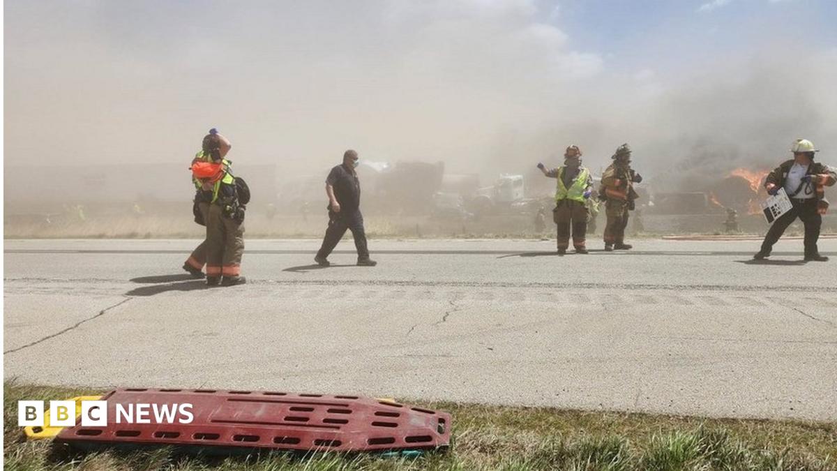 Illinois dust storm: Six killed after major highway pile-up - BBC News