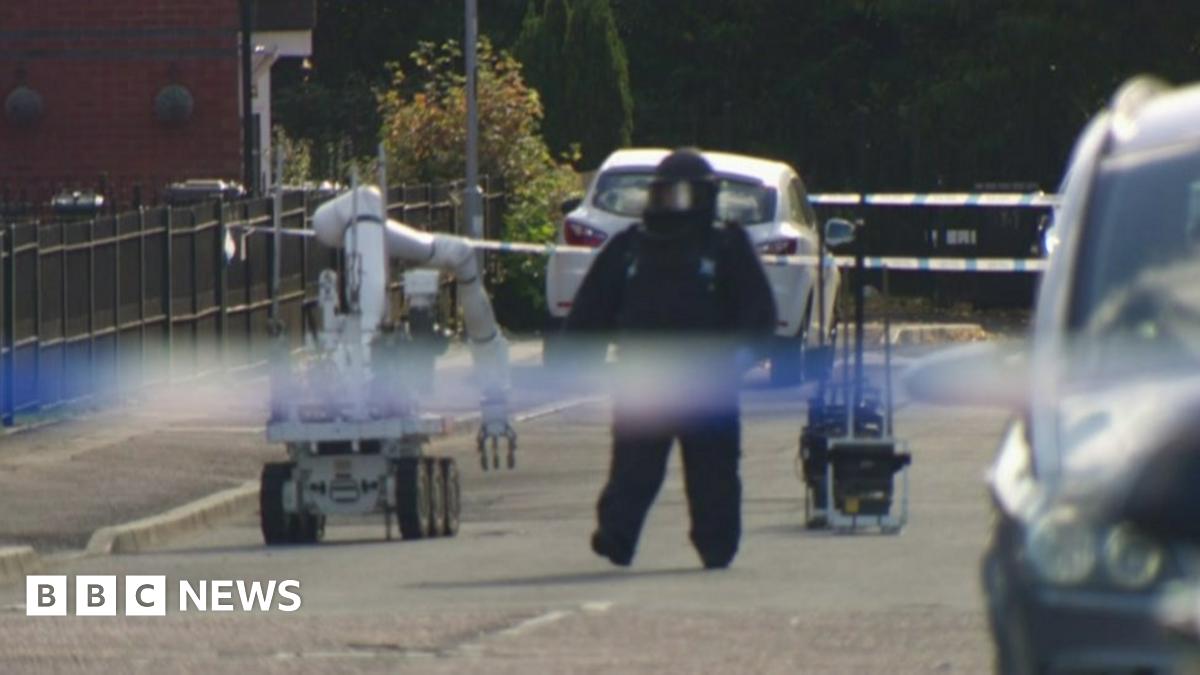 North Belfast: Viable pipe bomb found during security alert - BBC News
