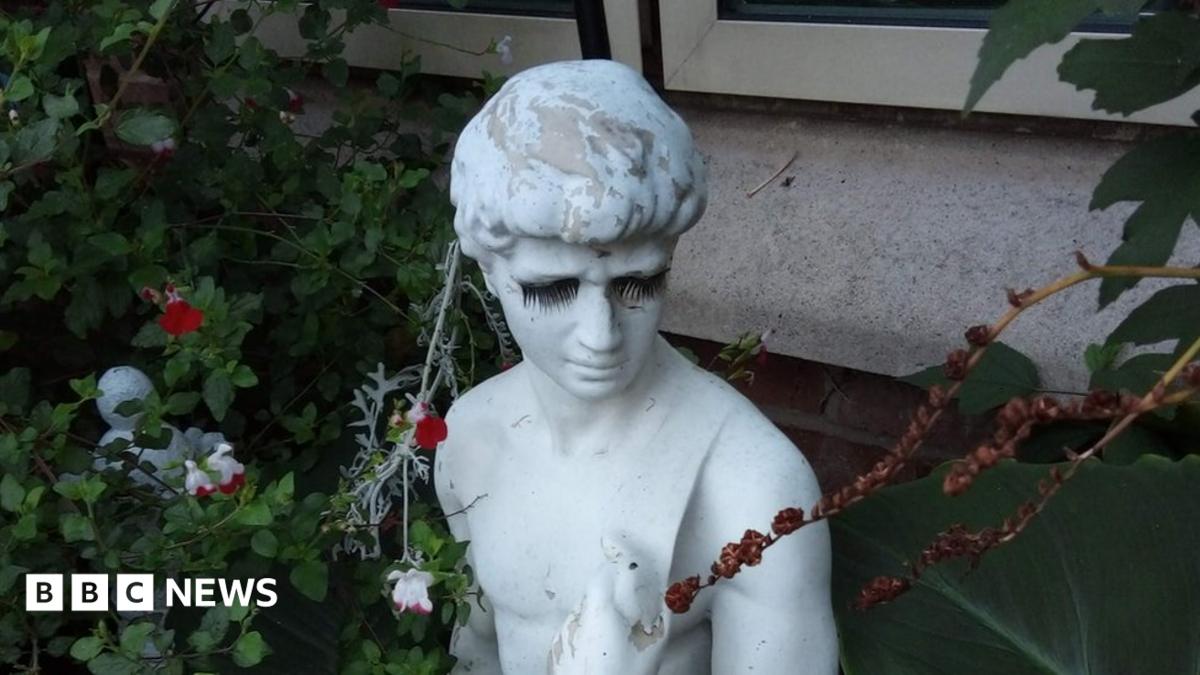 Search for stolen Cambridge statue Jimmy the garden guardian - BBC News