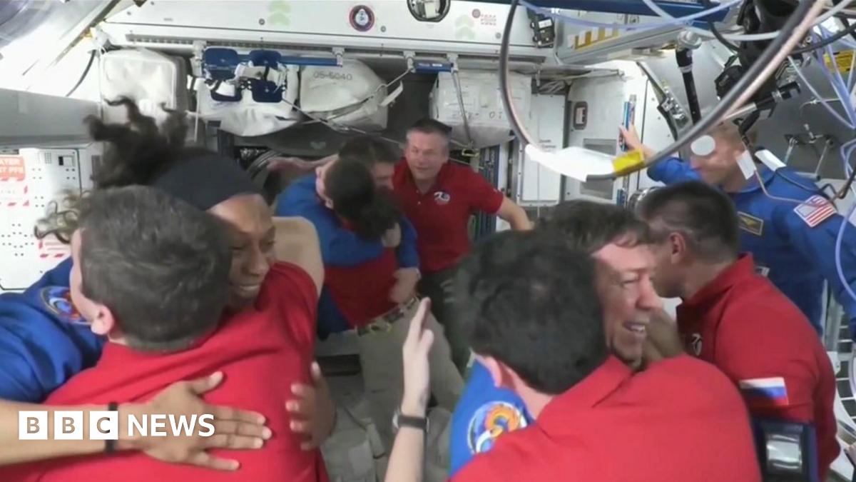US-Russian SpaceX crew successfully enter the ISS - watch live - BBC News