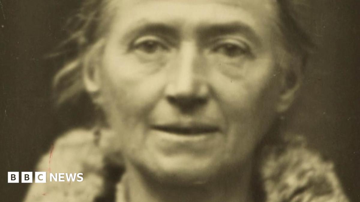Blue plaque for Guernsey's first female deputy - BBC News