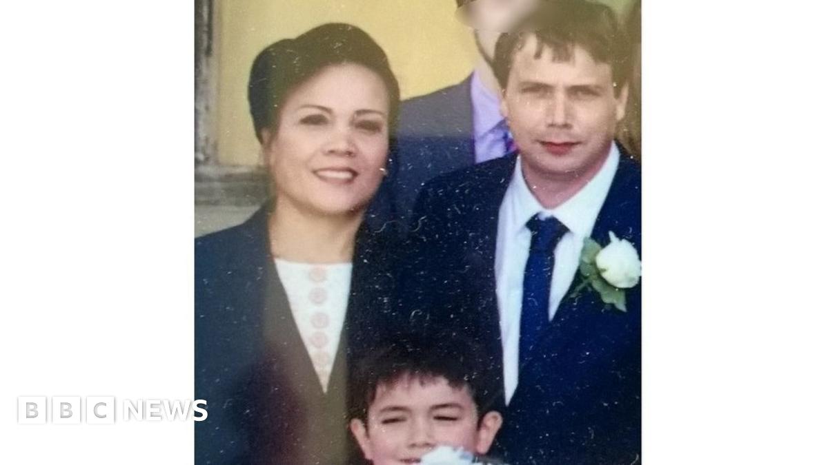 Mystery over family of three missing from Swindon - BBC News