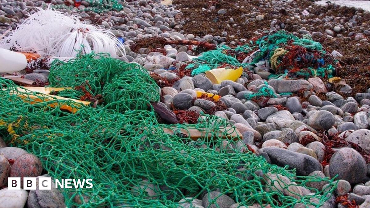 Plastic waste 'building up' in Arctic - BBC News