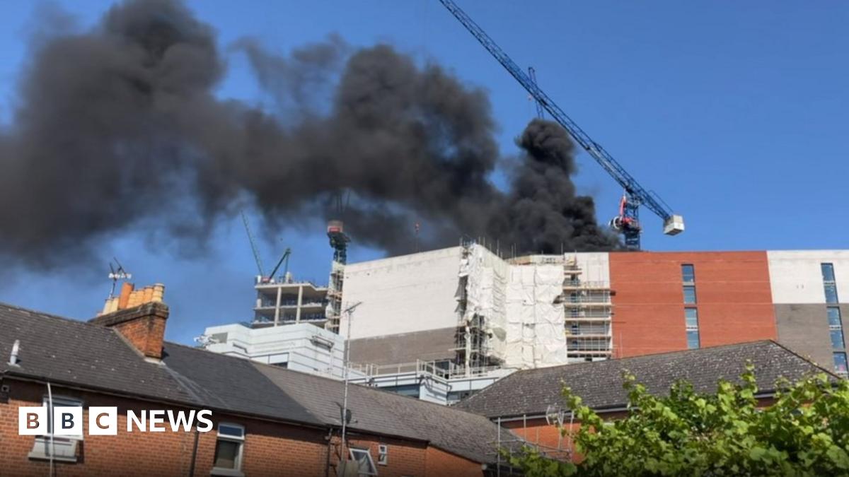 Reading fire: Crews fight blaze at town centre construction site - BBC News