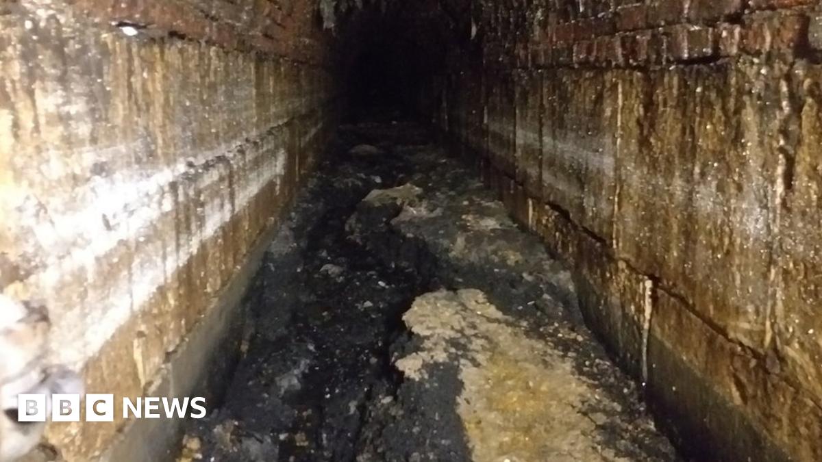 'Monster' fatberg removed from Plymouth sewer - BBC News