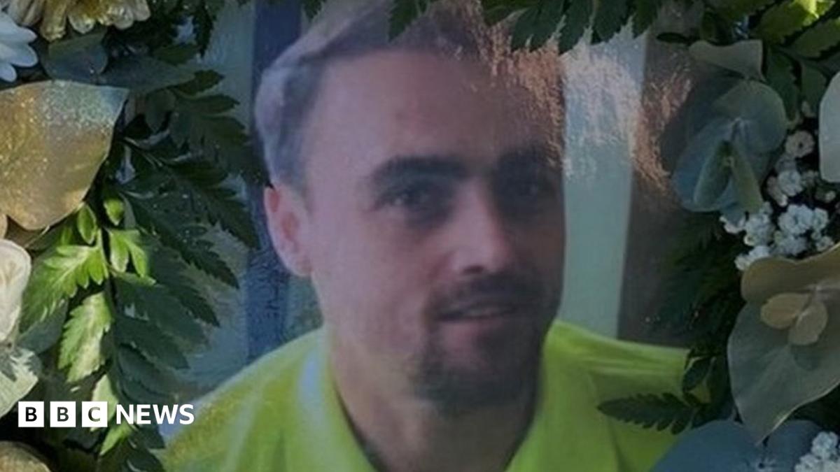 Cheshunt Tree surgeon crushed to death in loader accident - BBC News