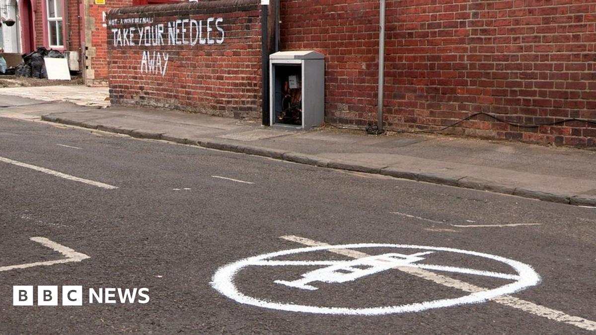 Anti-drug graffiti appears in Reading - BBC News