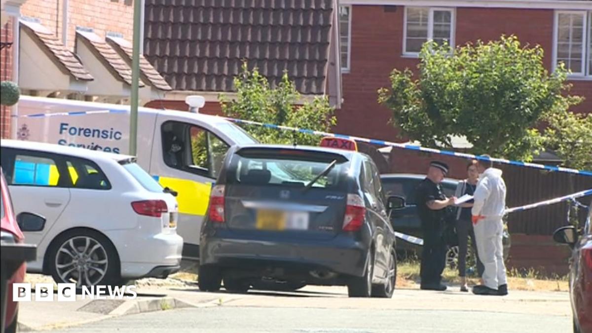 Lowestoft murder probe after man stabbed to death - BBC News