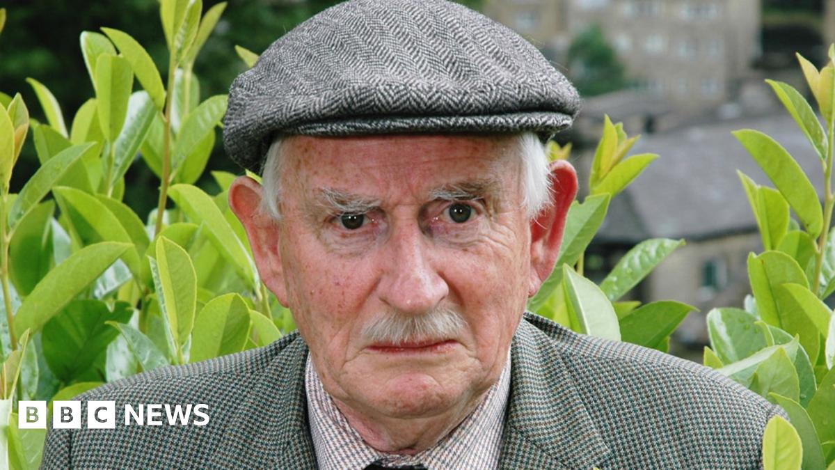 Robert Fyfe: Last of the Summer Wine actor dies at 90 - BBC News