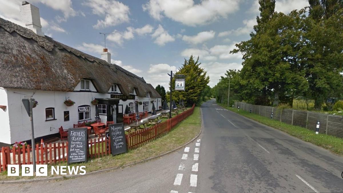 Wimborne Minster crash: Man arrested after driver killed - BBC News