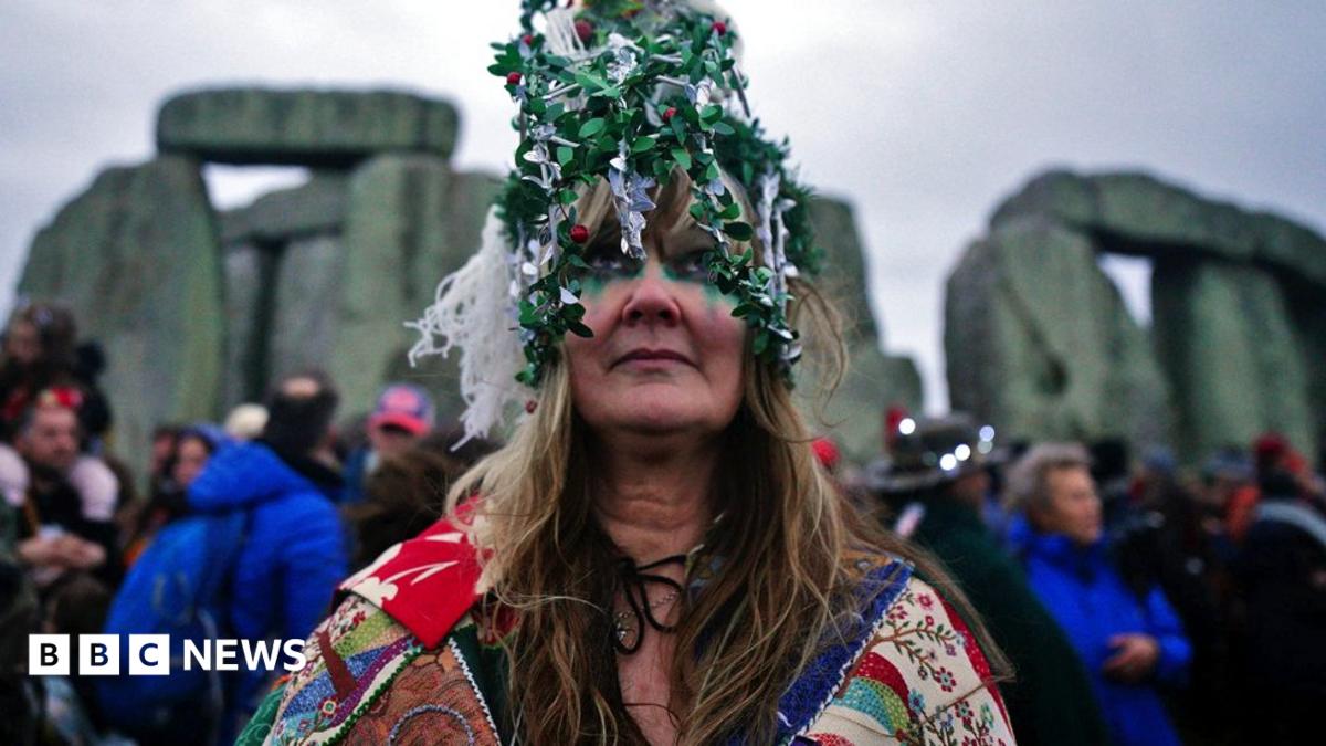 Winter solstice crowds gather at Stonehenge in celebration - BBC News
