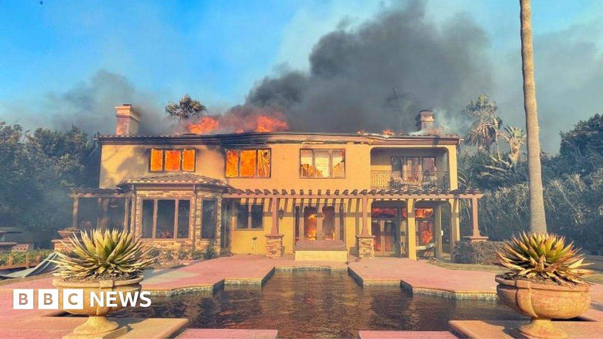 Coastal fire: California mansions burn as wildfires spread - BBC News