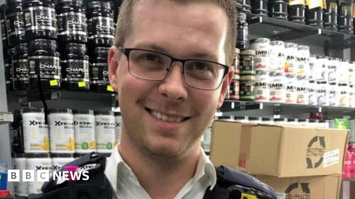 Leyton machete attack: Van driver guilty of wounding PC - BBC News