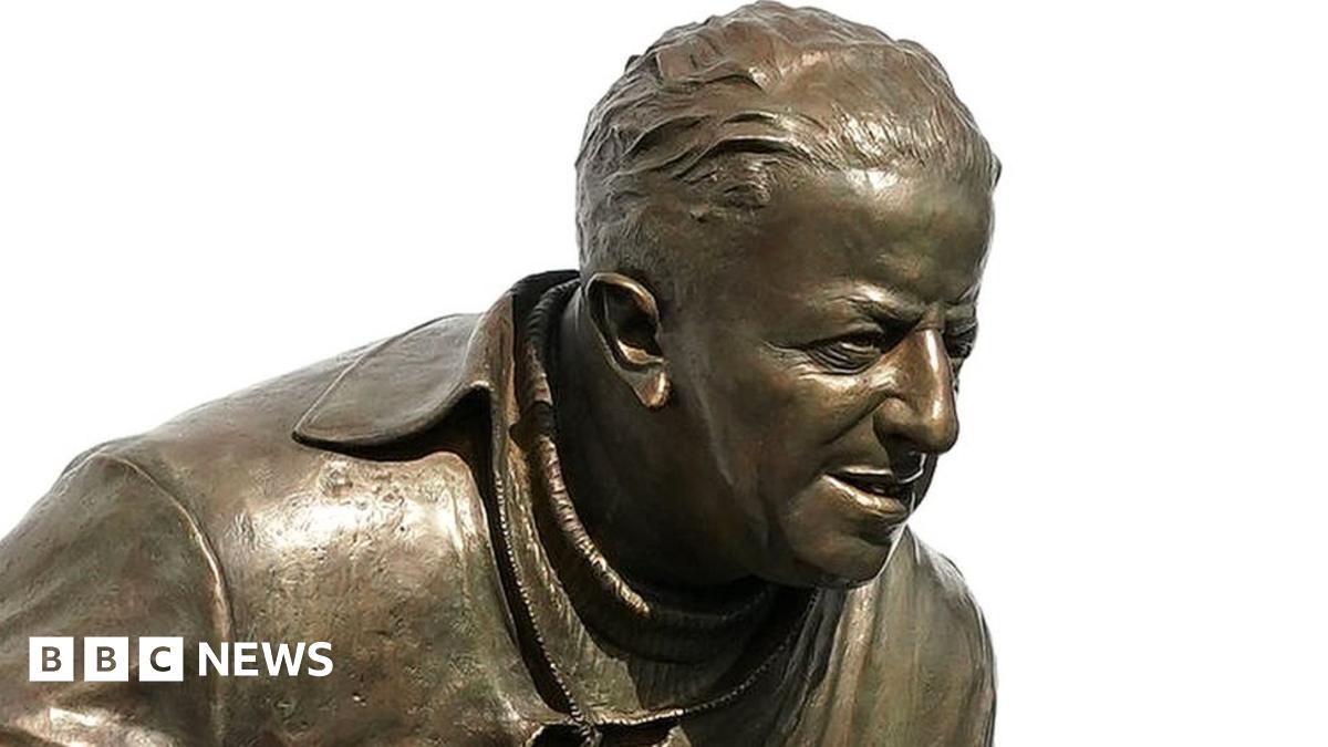 Jimmy Murphy: Statue of man who rebuilt Manchester United unveiled ...