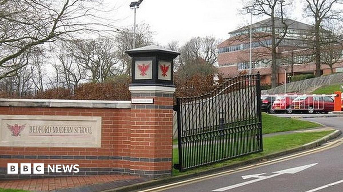 Bedford Modern School puts up marquees over crumbly concrete fears ...
